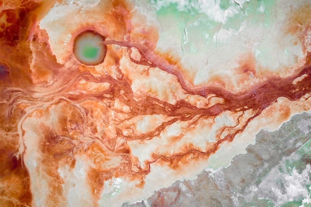 Photographer Captures Aiken Spring in the Gobi Desert