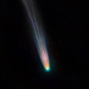 Photographer Captures Brilliant Sight of Christmas Comet in His Backyard
