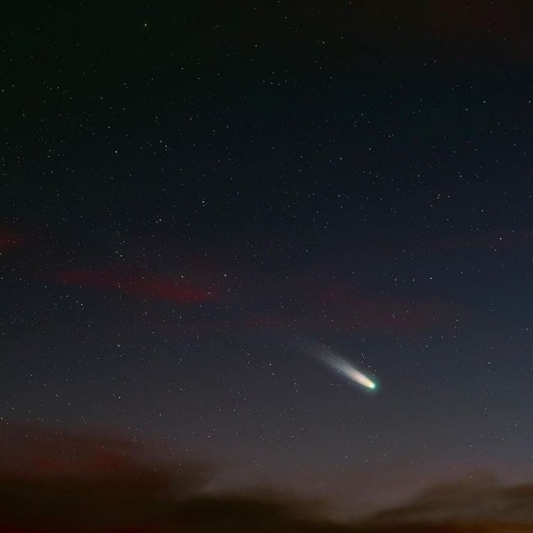 Photographer Captures Brilliant Sight of Christmas Comet in His Backyard