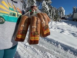 Bread Truck Gives Loaves of Bread to Drivers Stuck in Traffic Jam On I-95