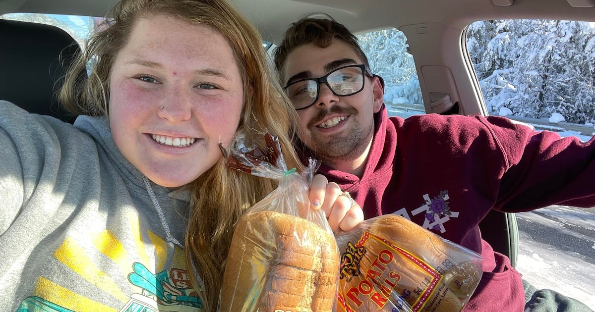 Bread Truck Gives Loaves of Bread to Drivers Stuck in Traffic Jam On I-95