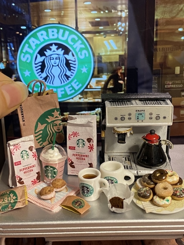 Artist Crafts Miniature TV Sets That are Perfect Replica of Iconic Shows