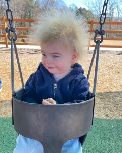 Niño con síndrome del cabello impeinable es toda una estrella de rock