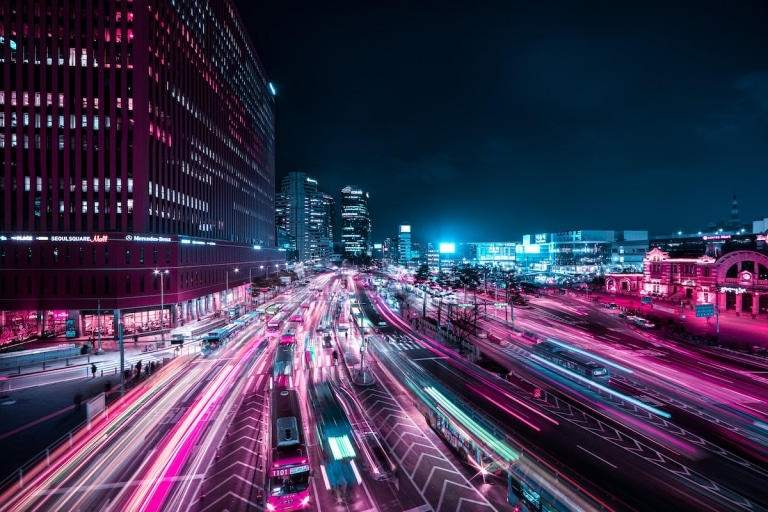 Estas fotografías celebran la energía neón de Seúl al caer la noche