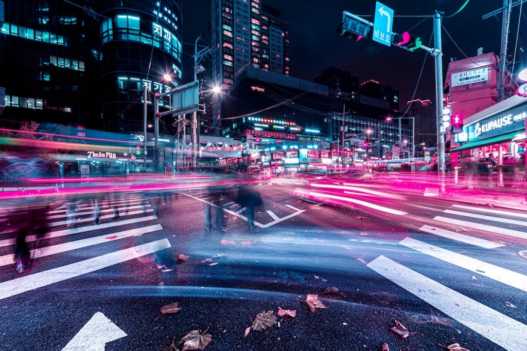 Estas fotografías celebran la energía neón de Seúl al caer la noche