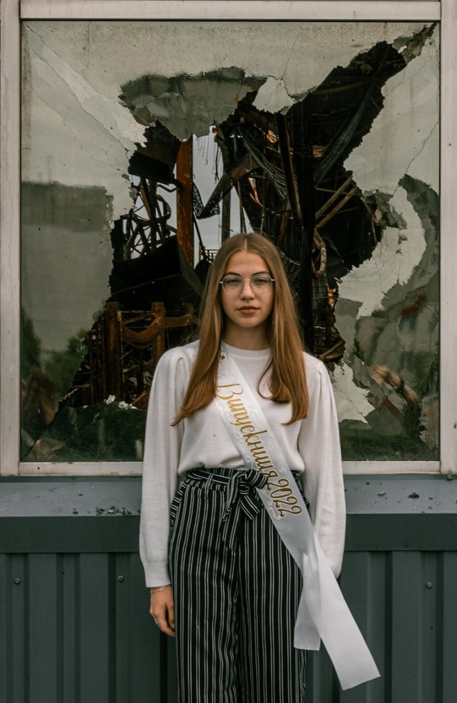 Graduados ucranianos posan entre los escombros de la guerra