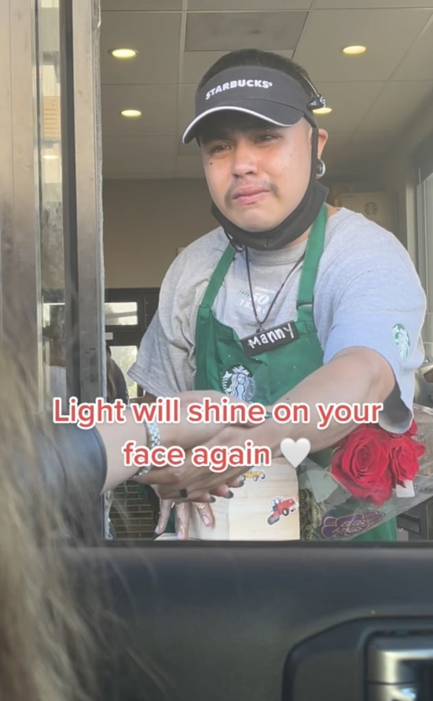 Chicas dan un generoso regalo a un barista de Starbucks en un video viral