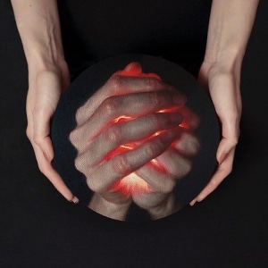 Exquisite Oil Paintings Depict Hands Illuminated by Warm Yellow Light