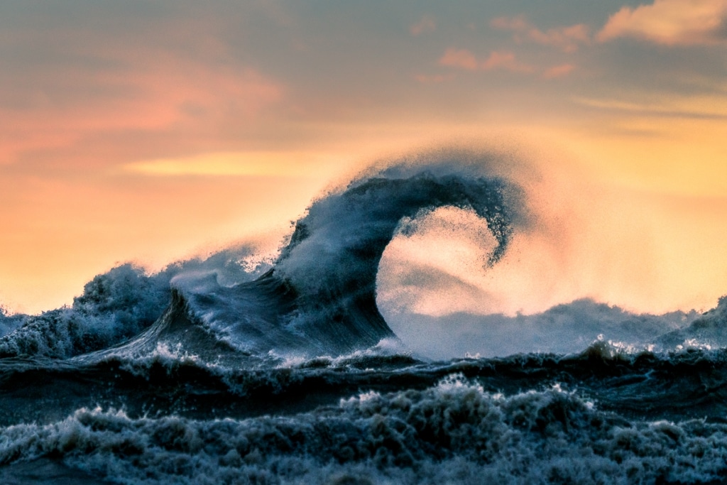 Photographer Braves Intense Storms to Take Dramatic Photos of Waves on ...