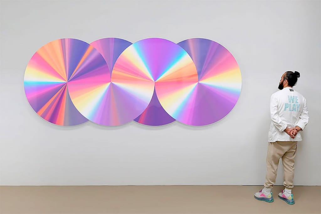 Reflective Sculptures Capture the Present Moment