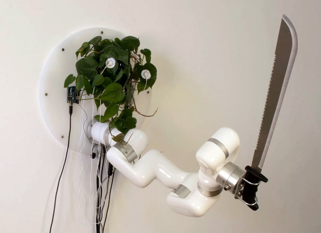 Live Plant Controls the Movement of a Machete