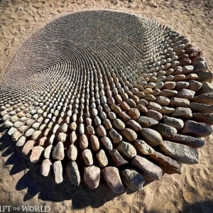 Artist Installs Mesmerizing Arrangements of Rocks on the Beach