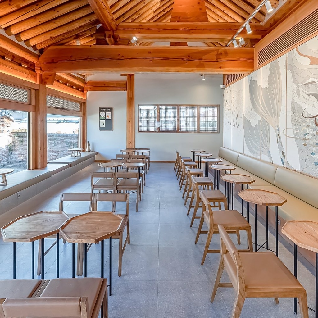 Starbucks Opens Store in Traditional Korean Timber Home