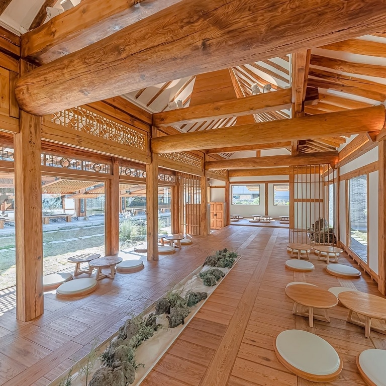 Starbucks Opens Store in Traditional Korean Timber Home