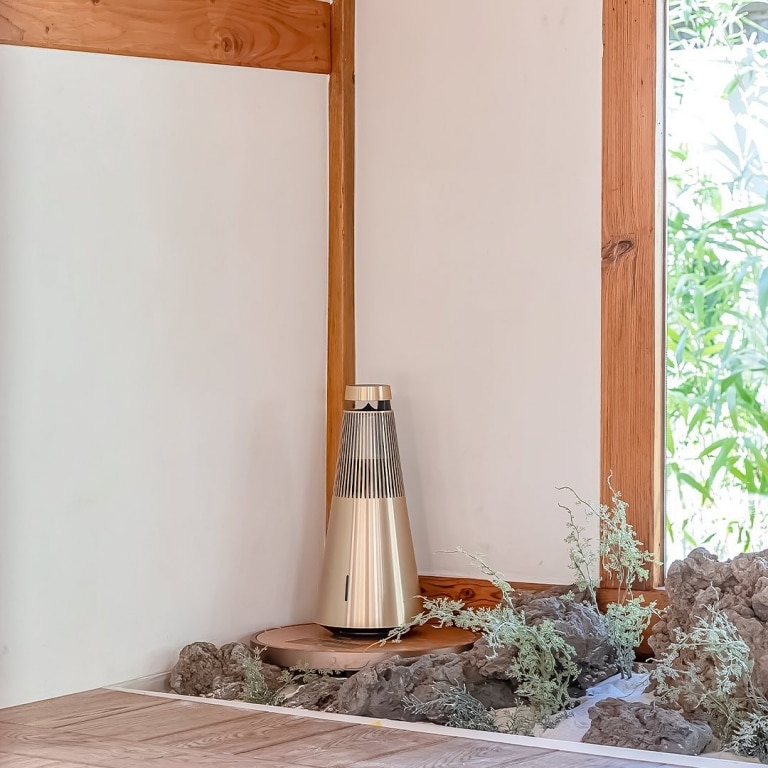 Starbucks Opens Store in Traditional Korean Timber Home