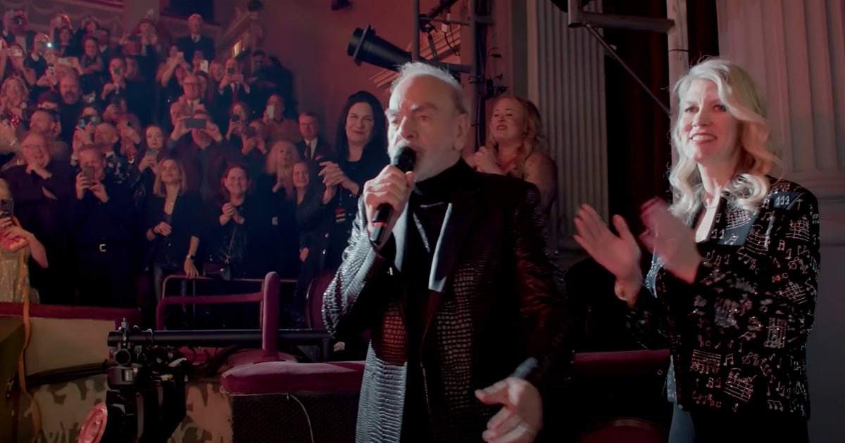 Neil Diamond Surprises Broadway Crowd With Sweet Caroline