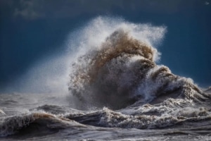 Strong Winds Create a Crashing Wave That Looks Like a Face