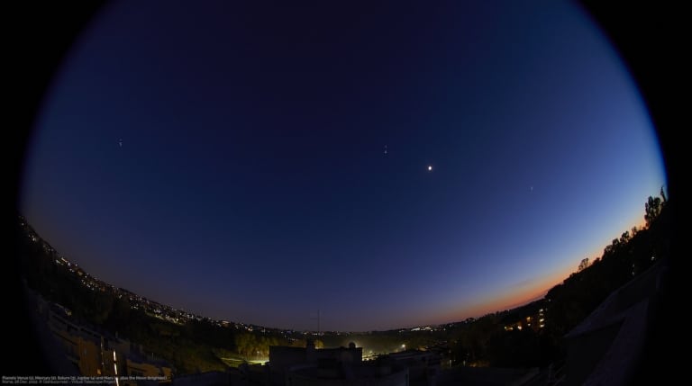 Astronomer Captures Photo of 5 Planets Visible With Naked Eye