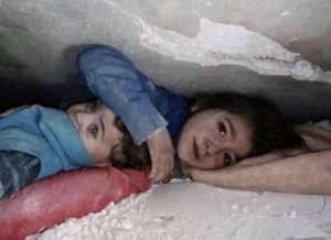 Little Girl Protects Her Brother While Waiting to Be Rescued from ...
