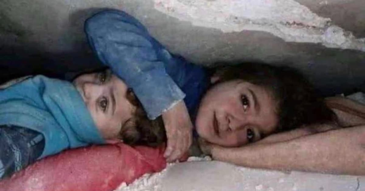 Little Girl Protects Her Brother While Waiting to Be Rescued from ...