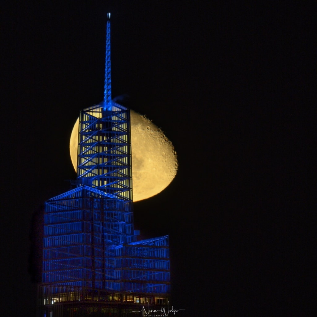 Photographer Uses Simple Illusion To Capture Giant Moon Hovering Over ...