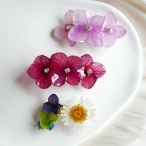 20 Fun Flower Hair Accessories to Celebrate Spring