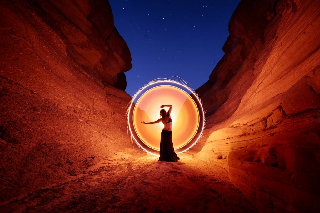 Light Painter Captures Contemporary Dancer in Stunning Photos