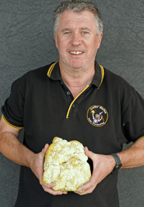 Gold Nugget Worth $160,000 Found by Amateur Hunter in Australia