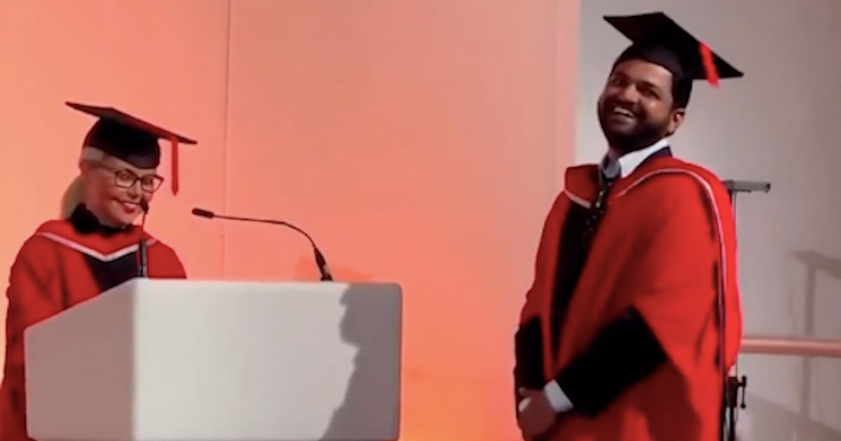 Girl Screams "Congratulations, Daddy!" at Her Dad’s Graduation