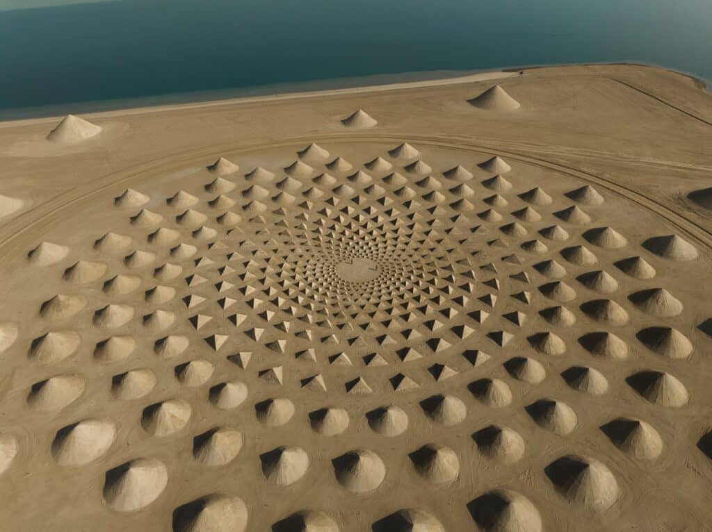 Over 400 Pyramids in Abu Dhabi Form Incredible Piece of Land Art