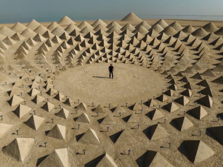 Over 400 Pyramids in Abu Dhabi Form Incredible Piece of Land Art