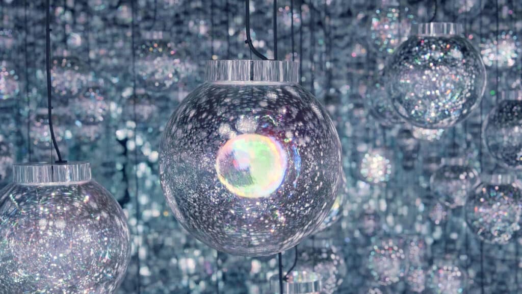 Hundreds of Glowing Spheres Light Up Immersive Installation