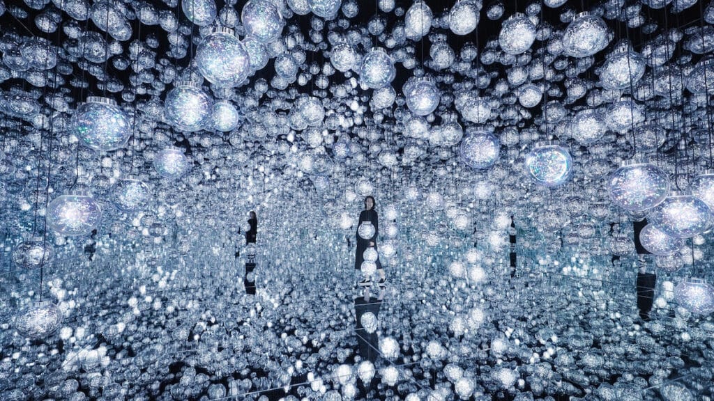 Hundreds of Glowing Spheres Light Up Immersive Installation