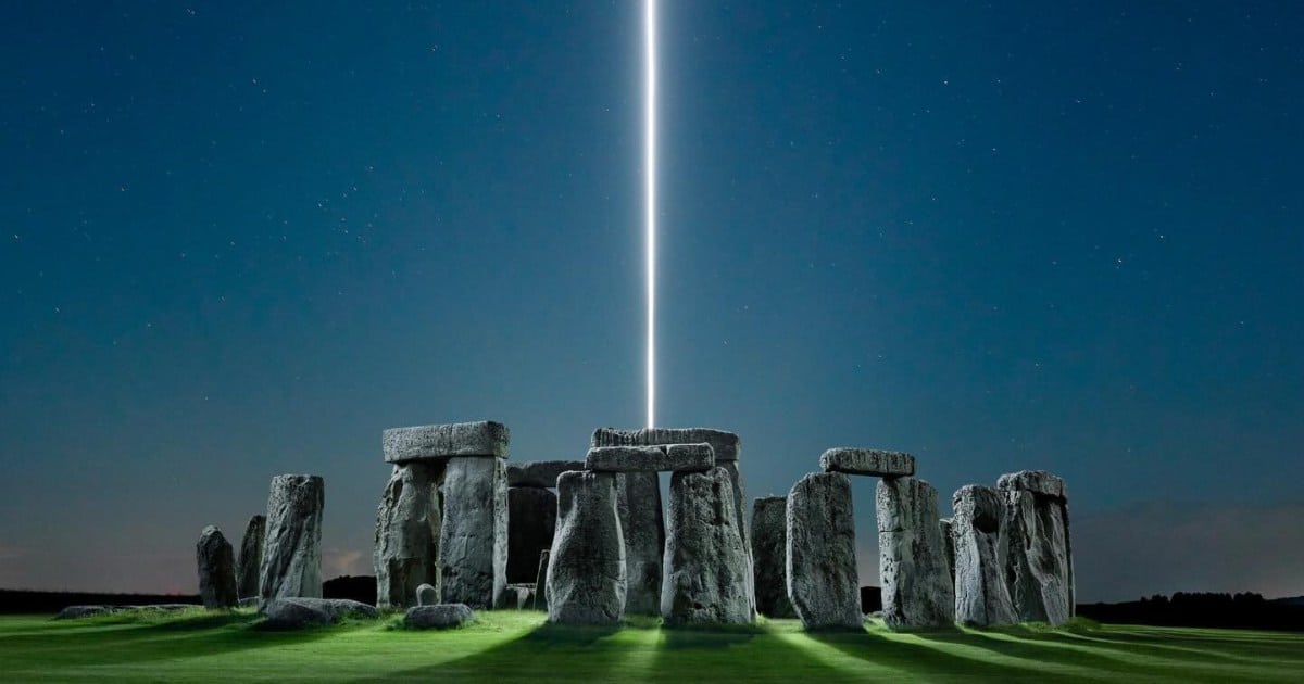 Photographer Creates "Alien Lightbeam" at Stonehenge