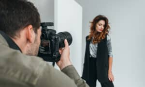 Photographer Shares the “Fundamentals of Posing”