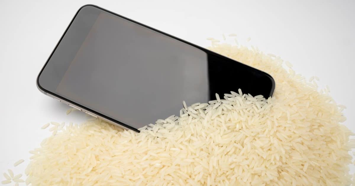 Apple Said That You Should Stop Putting Your Wet Phone In Rice