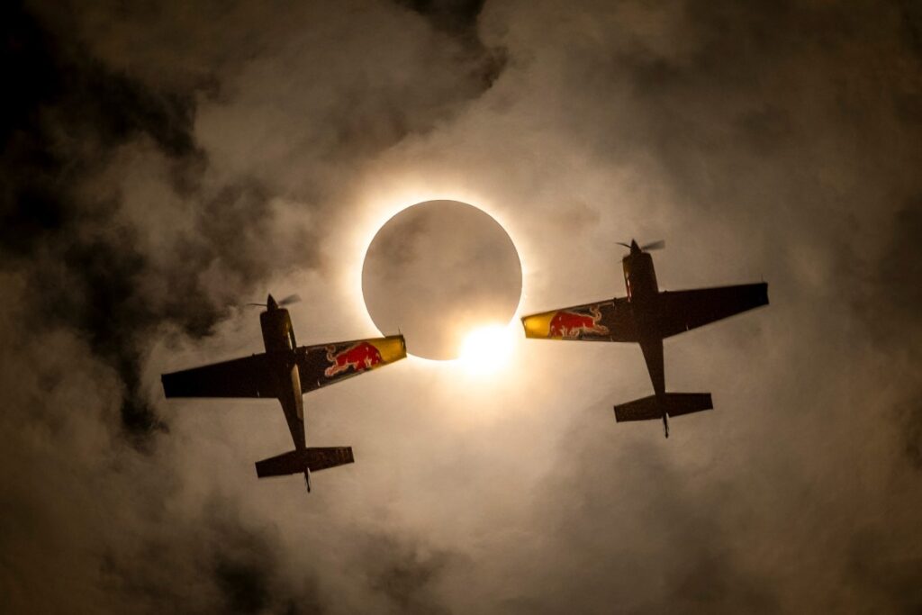 Epic Photos of Twin Planes Flying Through the Solar Eclipse | My Modern Met