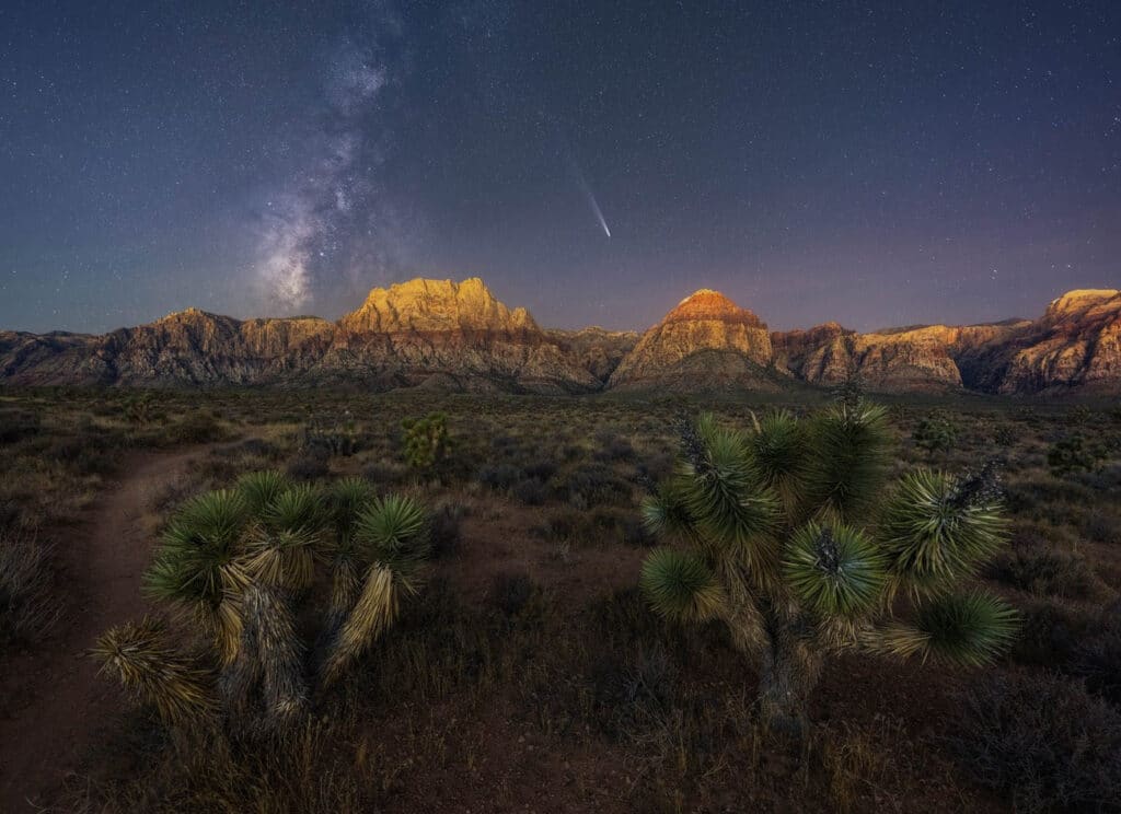 Photographer Captures Comet and the Milky Way in the Mojave Desert