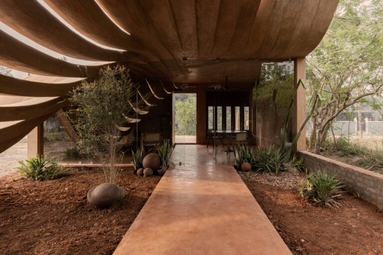 Sweeping Curve Breathes Life Into This Earthly Yet Elegant House