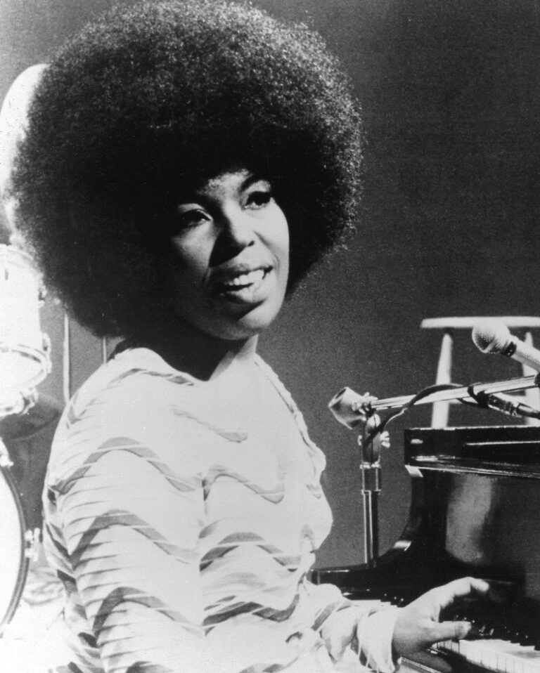 RIP Roberta Flack: Legendary Genre-Bending American Singer Dies at 88 ...