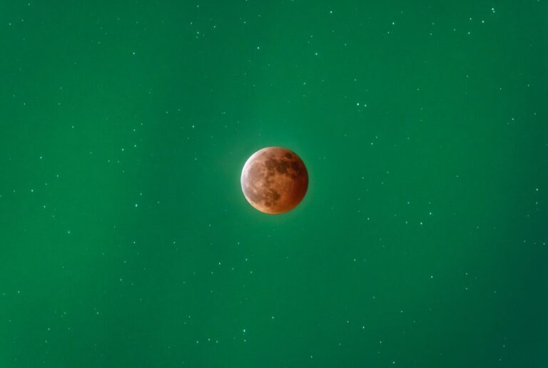 Total Lunar Eclipse & Northern Lights Captured Together in Stunning Photo