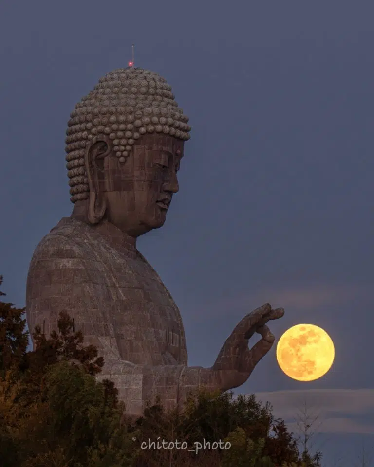 Clever Photographer Captures Buddha "Pinching" the Moon