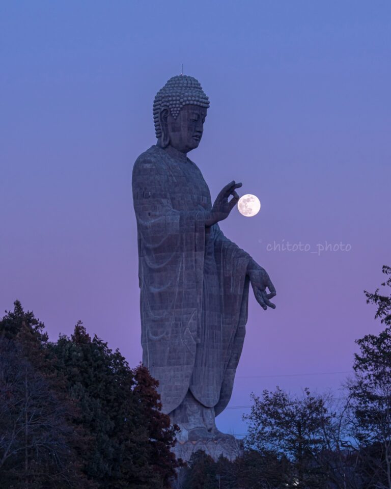 Clever Photographer Captures Buddha "Pinching" the Moon