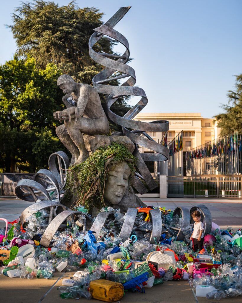 20-Foot-Tall Remix ‘The Thinker’ Surrounded by Trash Pushes UN Leaders ...