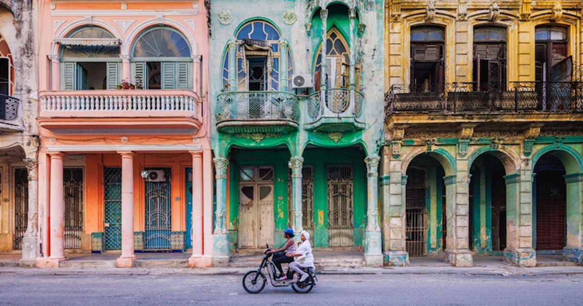 Photographer Captures Cuba’s Faded Colonial Buildings