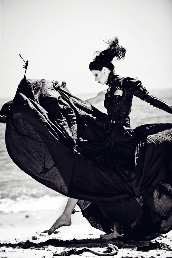 Beautiful and Dramatic Fashion Photography (9 photos)